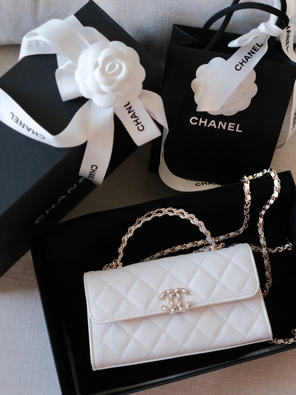 晒晒圈时尚精选 Chanel 23p白色手柄小Kelly包🤍