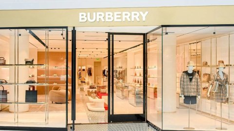 迎来重生？！去年低迷降价的Burberry，如今股价大涨📈，美洲市场崛起！